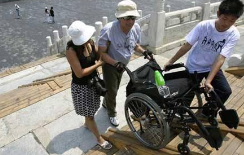 help out和help out with的区别是什么-百度经验